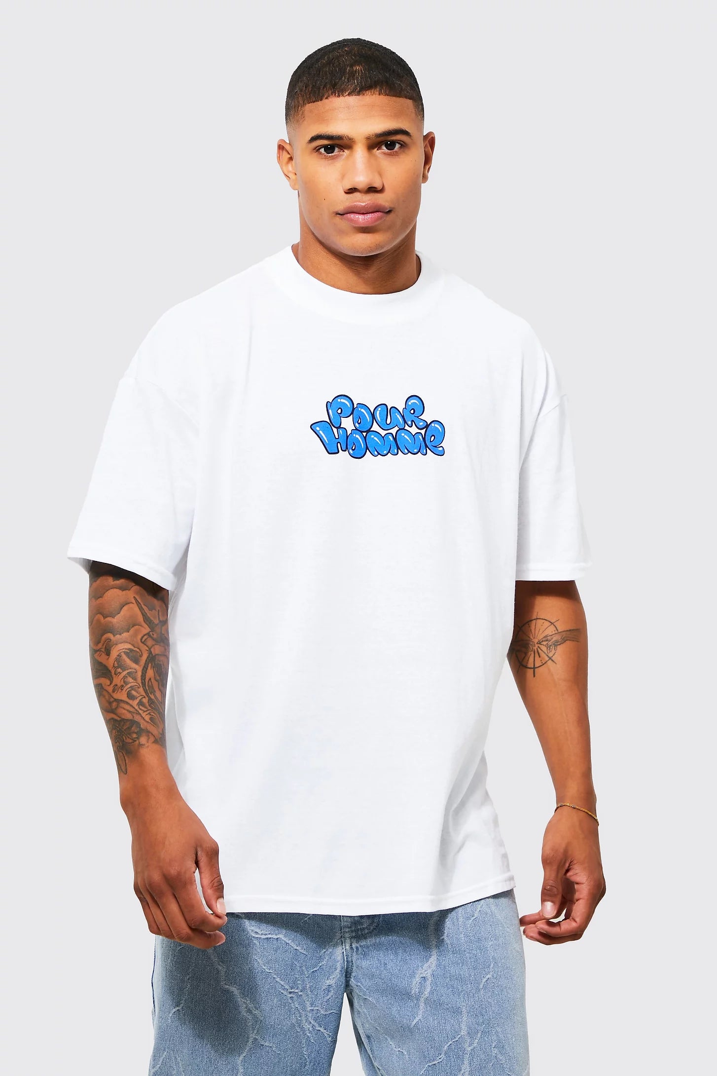 BOOHOOMAN OVERSIZED EXTENDED NECK HOMME GRAPHIC T-SHIRT IN WHITE – Garmisland