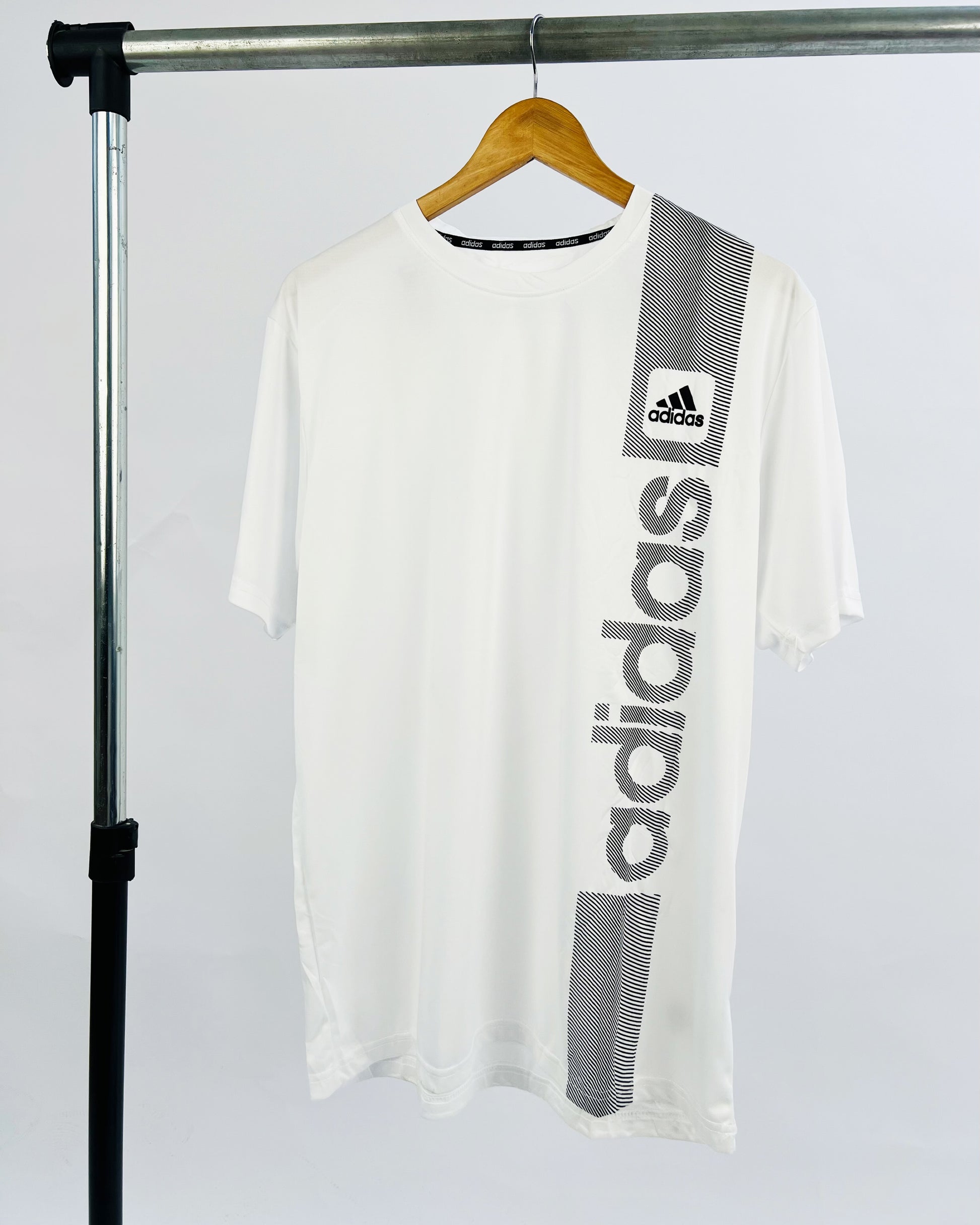 Adidas Side Print logo sports T-shirt in white – Garmisland