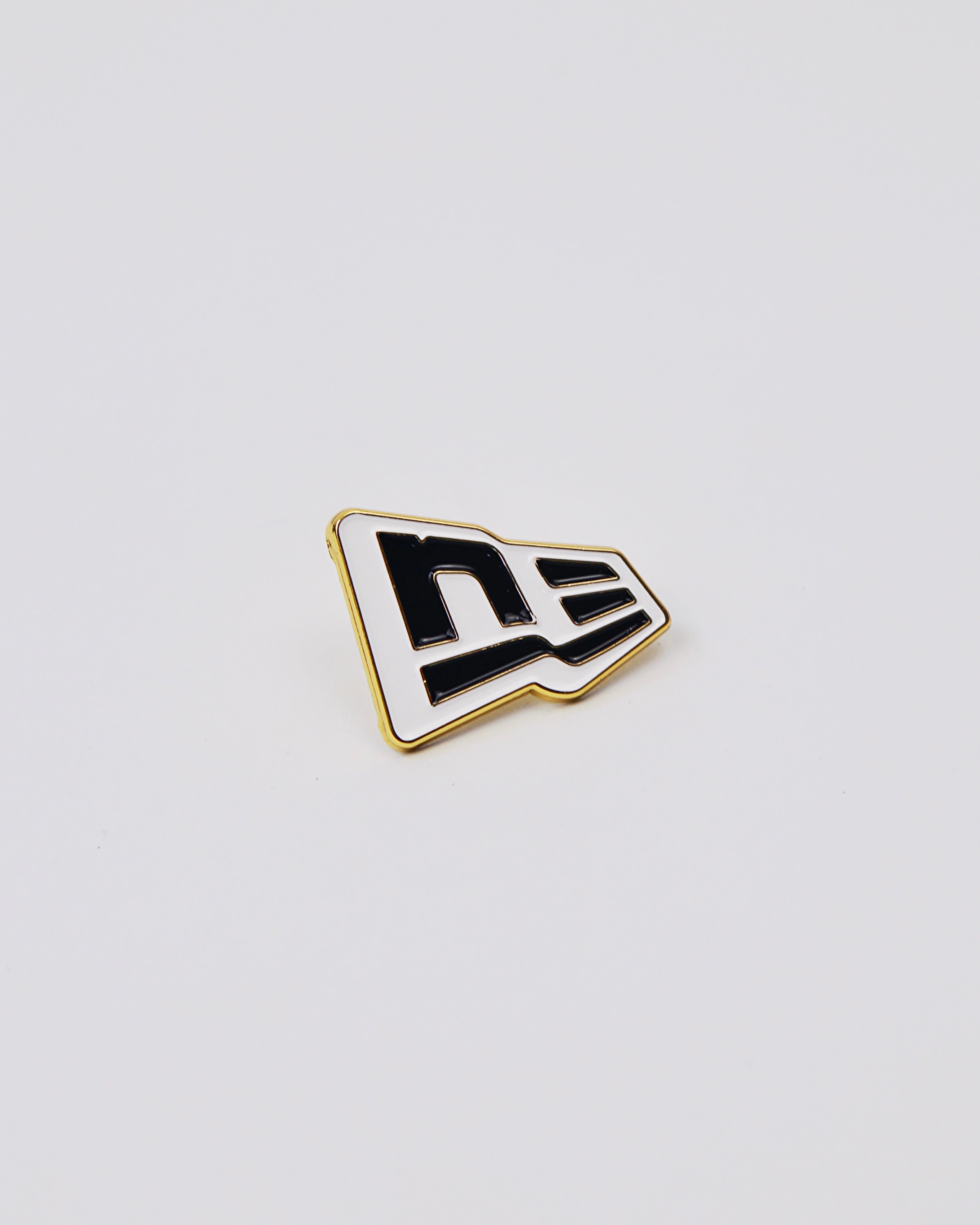 New Era logo SnapBack pin in black – Garmisland