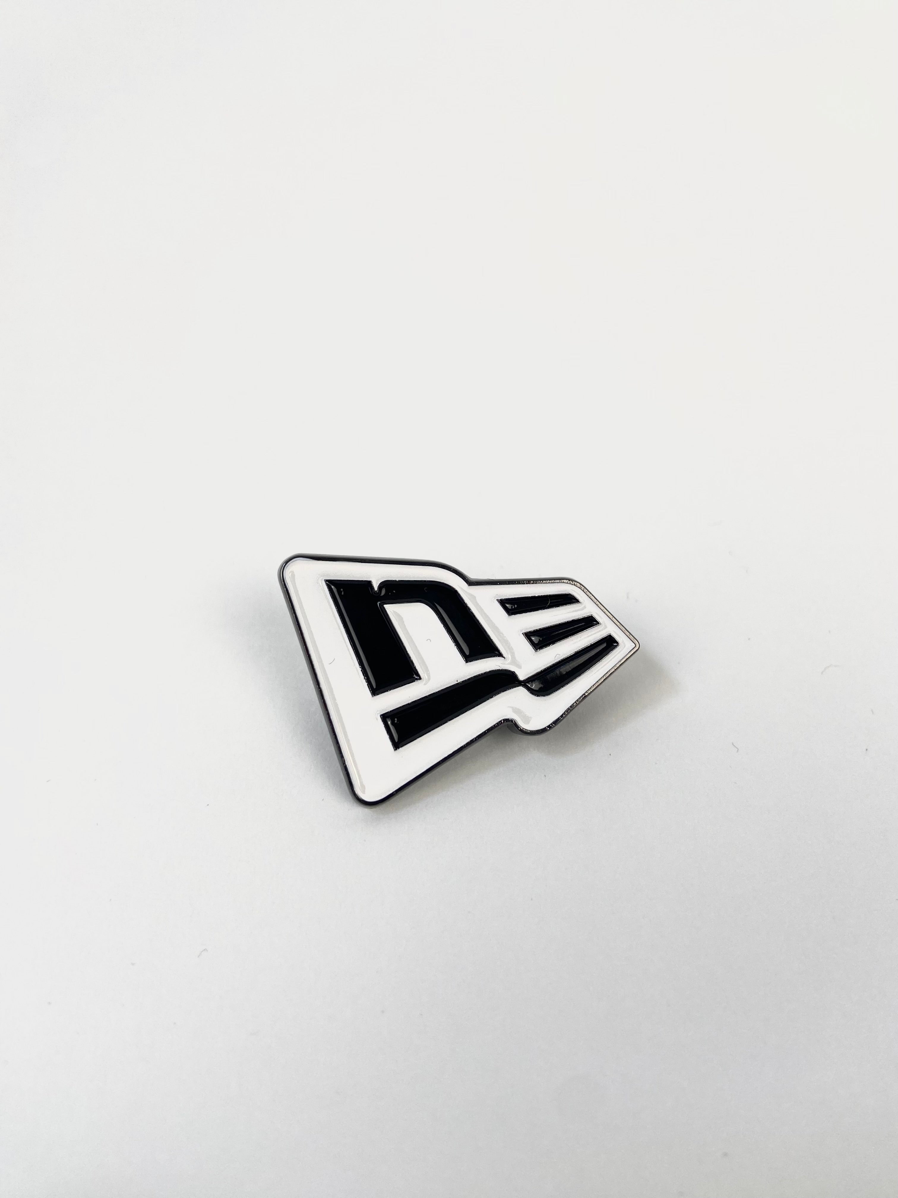 New Era logo SnapBack pin in silver – Garmisland
