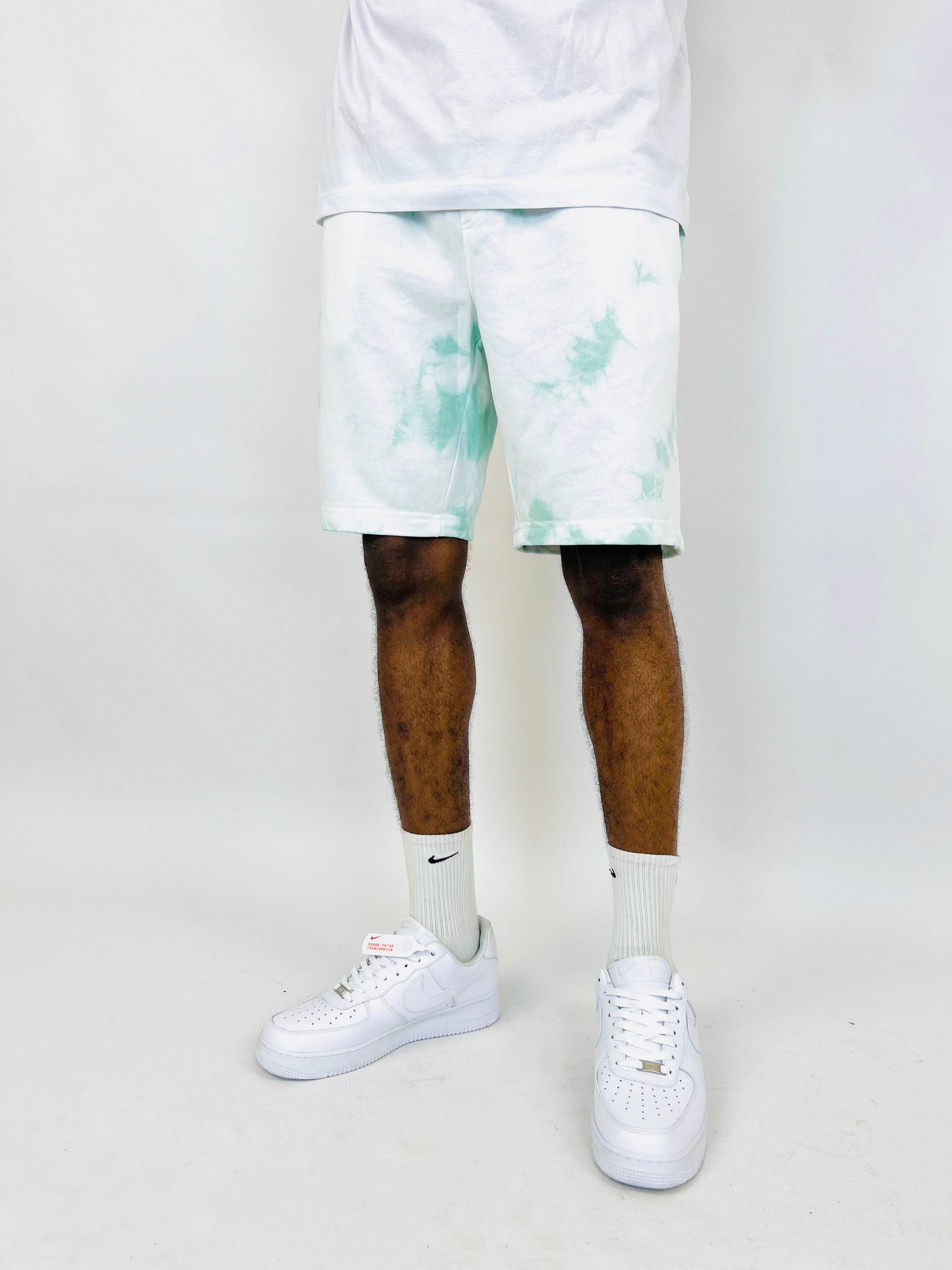No Boundaries Cloudy Dye shorts in green – Garmisland