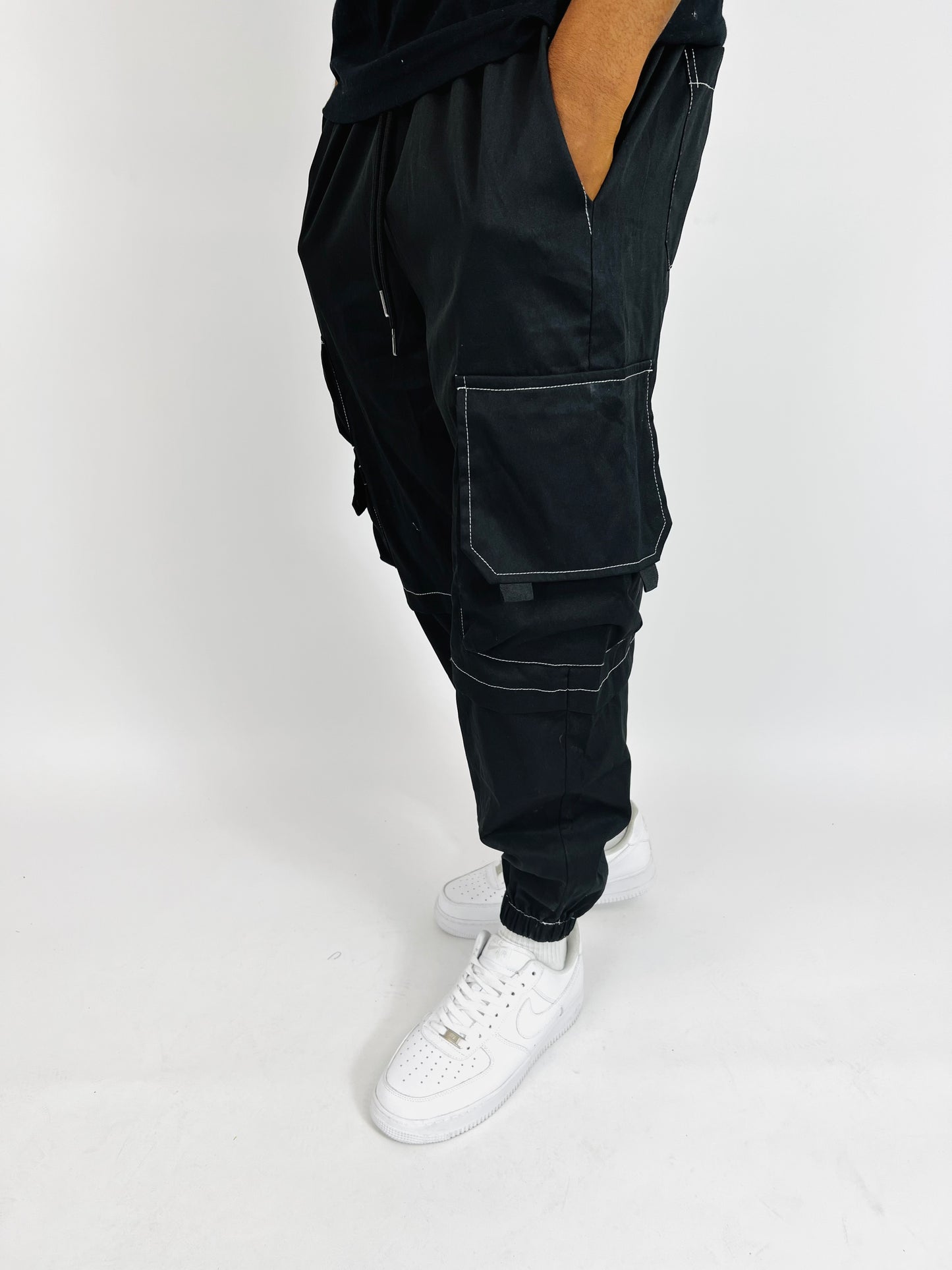 Contrast patch cargos in black – Garmisland