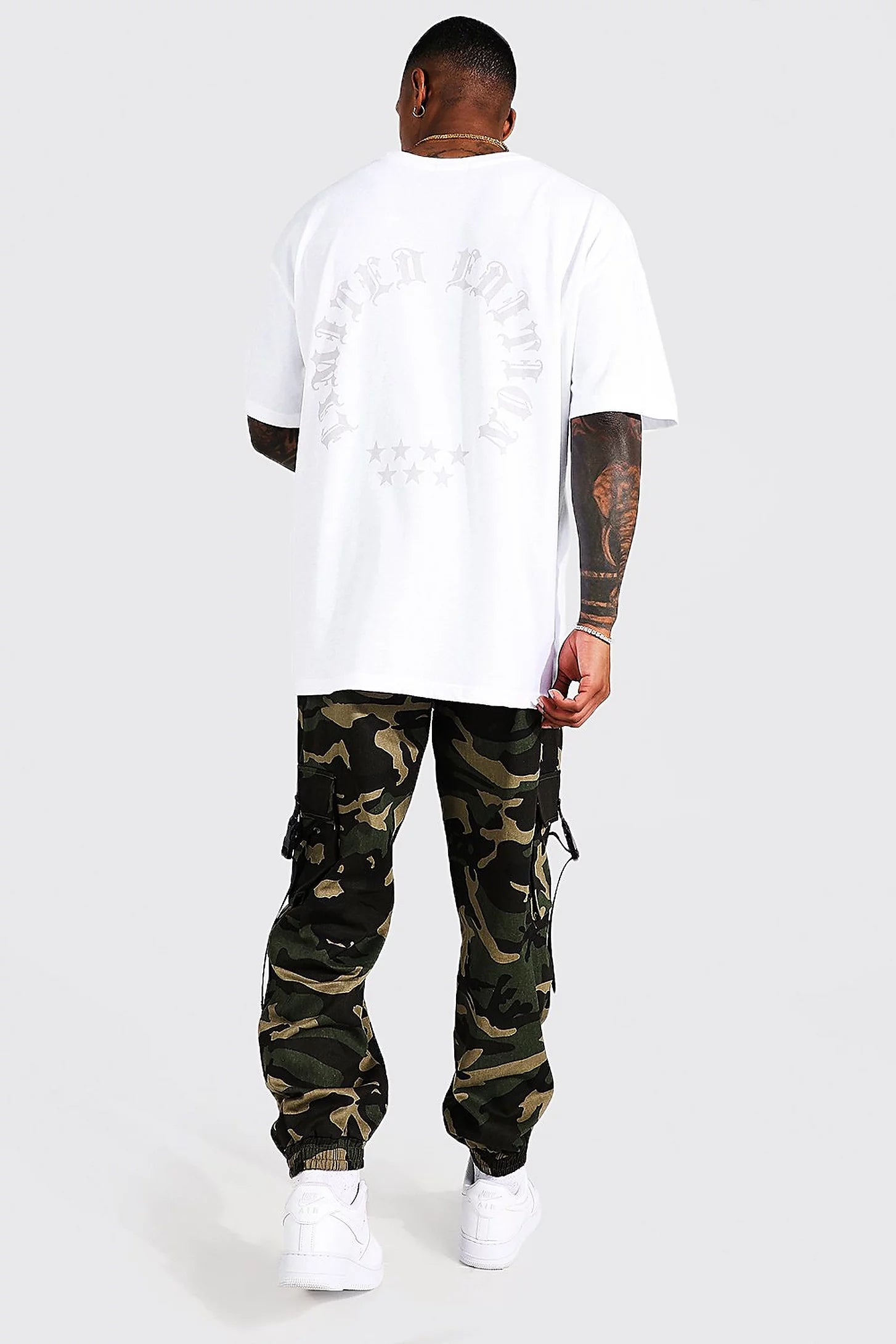 BOOHOOMAN MAN RELAXED CUFFED CAMOUFLAGE CARGO TROUSERS IN KHAKI ...