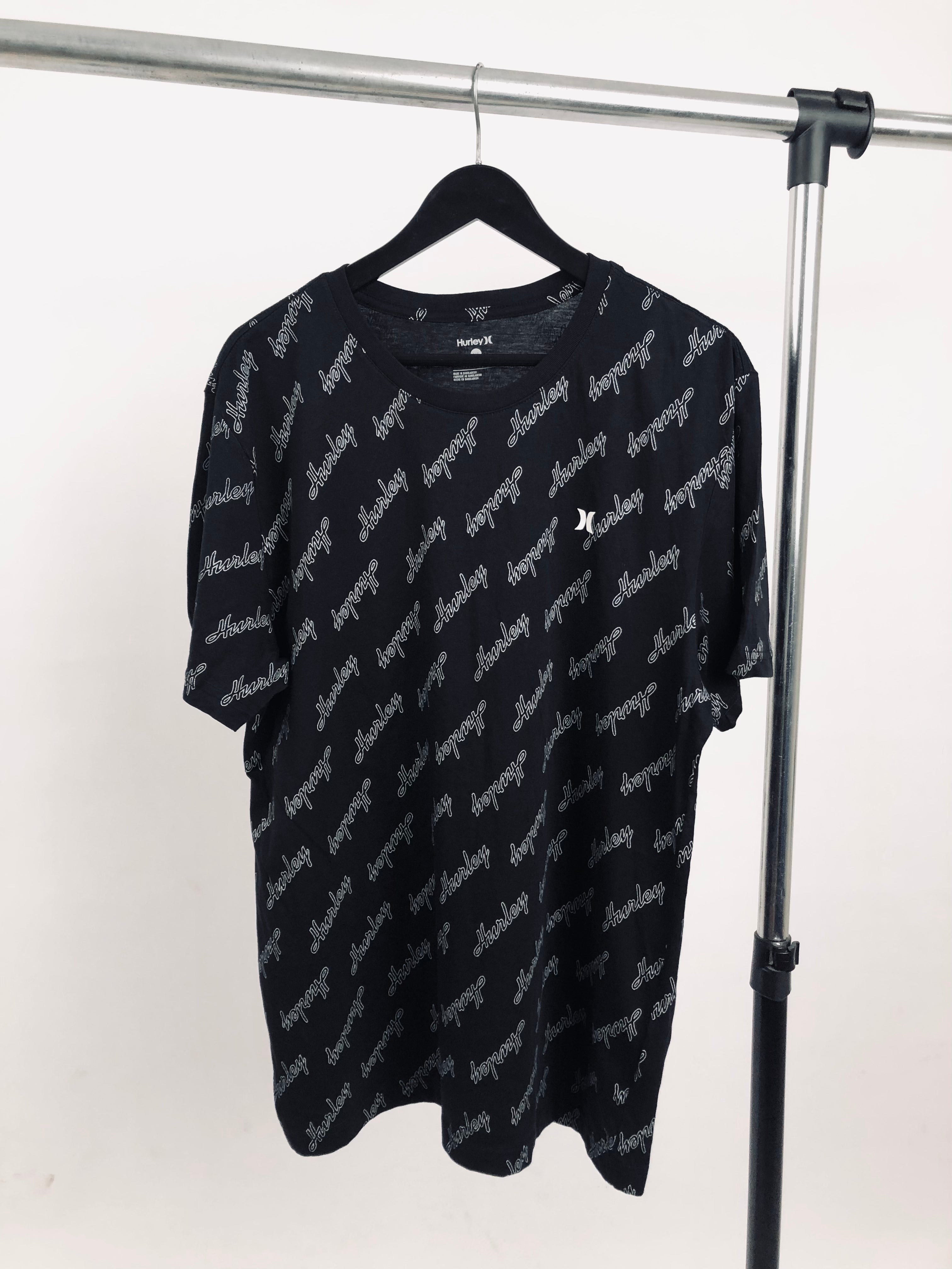Hurley AOP text print T-shirt in black – Garmisland