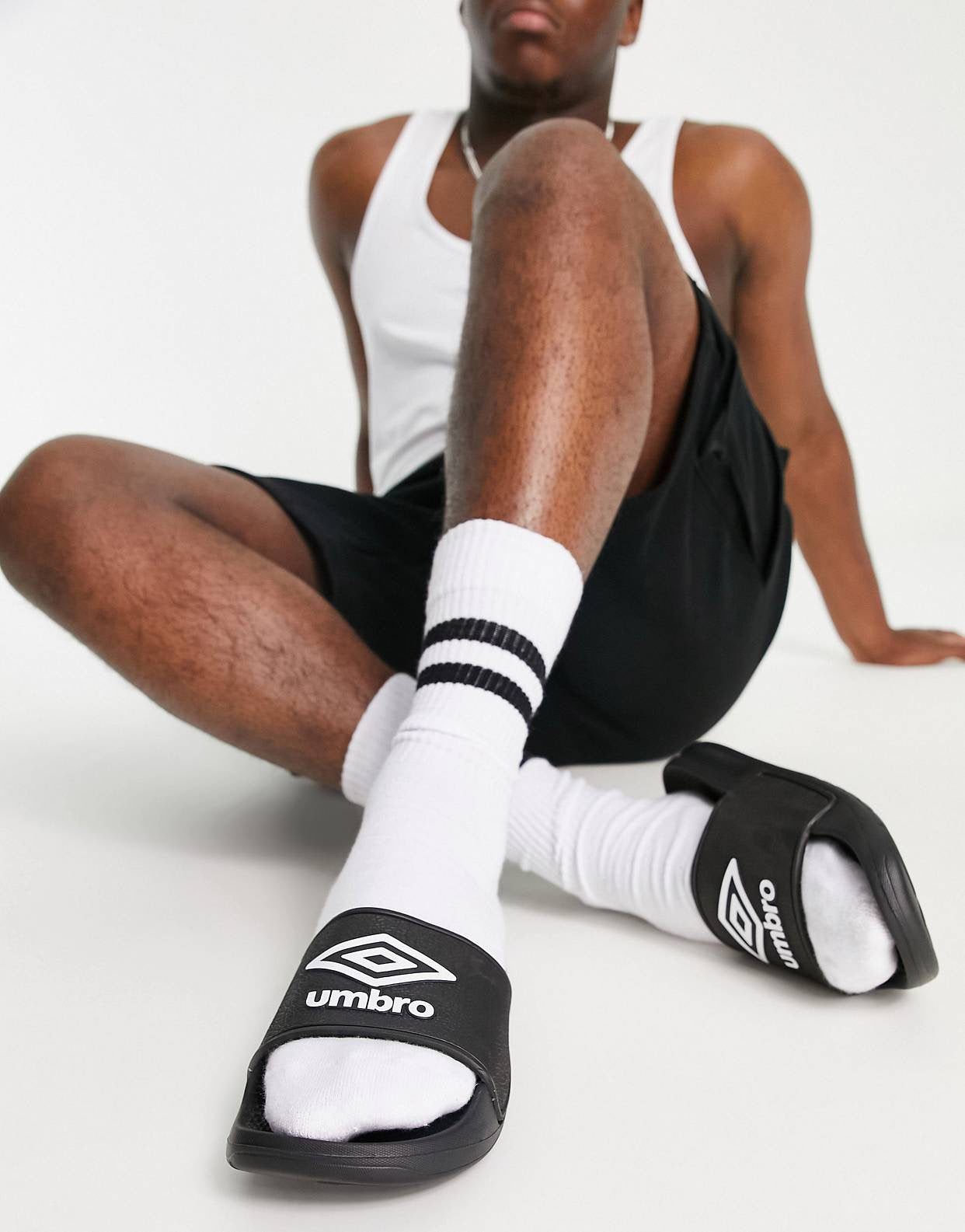 Umbro Squadra sliders in black and white – Garmisland